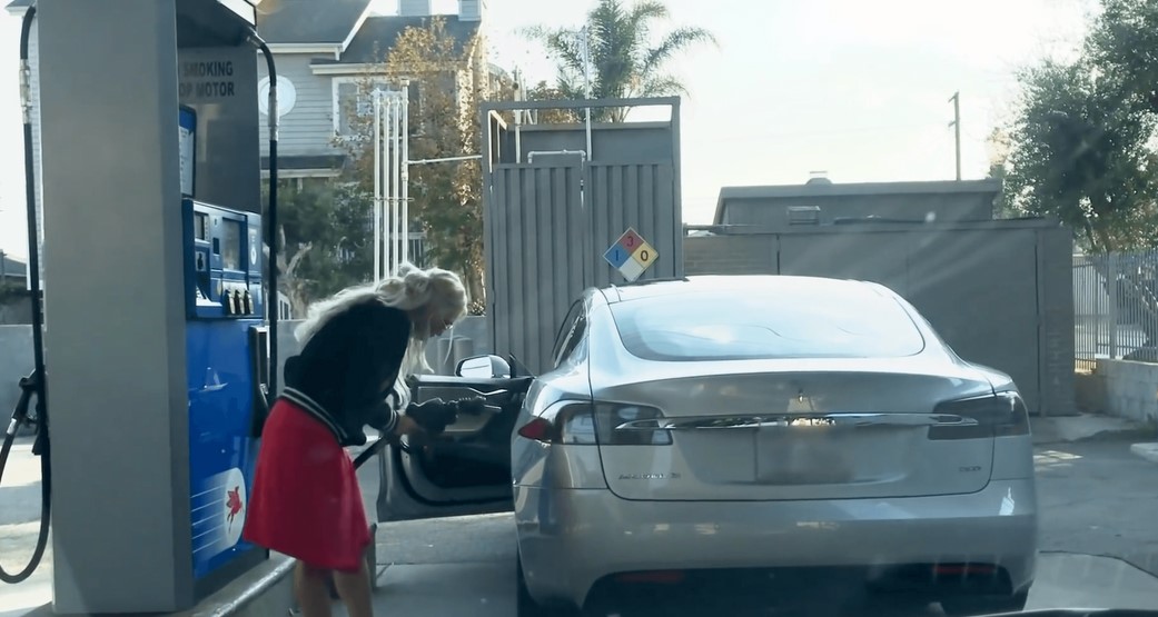 Woman Is Caught Trying To Put Gas In Tesla In Hilarious Footage - Top ...